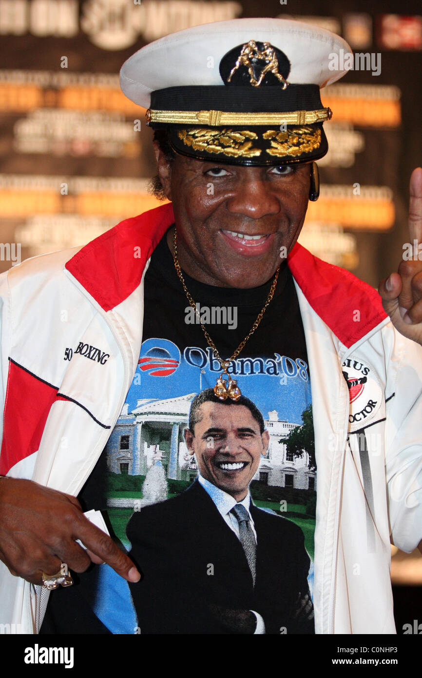 Cassius Green shows off his Barack Obama t shirt at a weigh in before ...