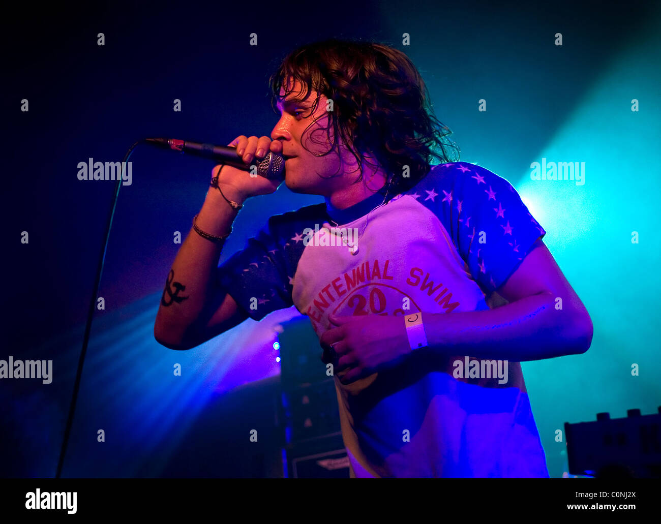 Sam martin iglu hartly performing hi-res stock photography and images ...