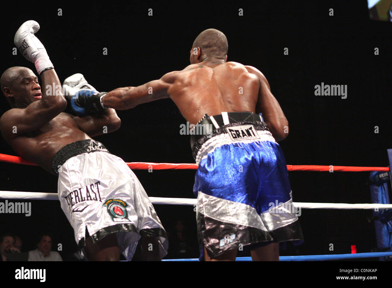 Chad Dawson defeats Antonio Tarver for the IBF and the lBO light ...