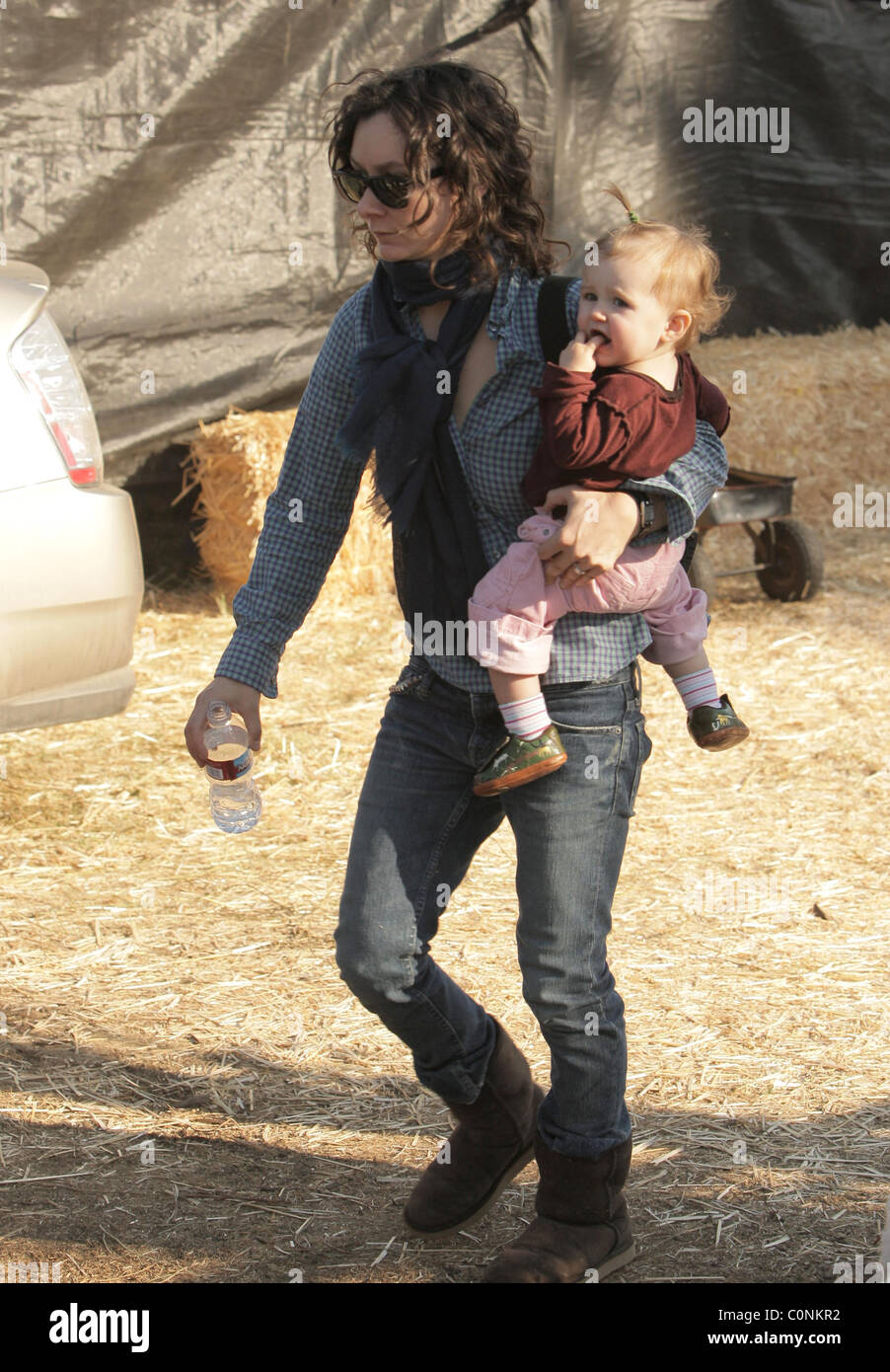 Sara gilbert and daughter hi-res stock photography and images - Alamy