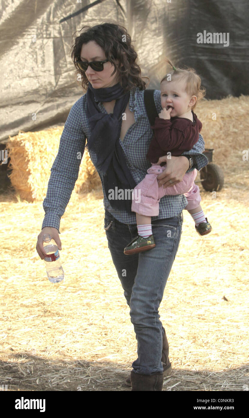Sara gilbert and daughter hi-res stock photography and images - Alamy