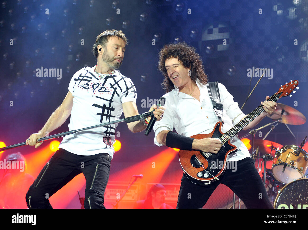 Paul Rodgers and Brian May Queen and Paul Rodgers Live at the O2 Arena ...