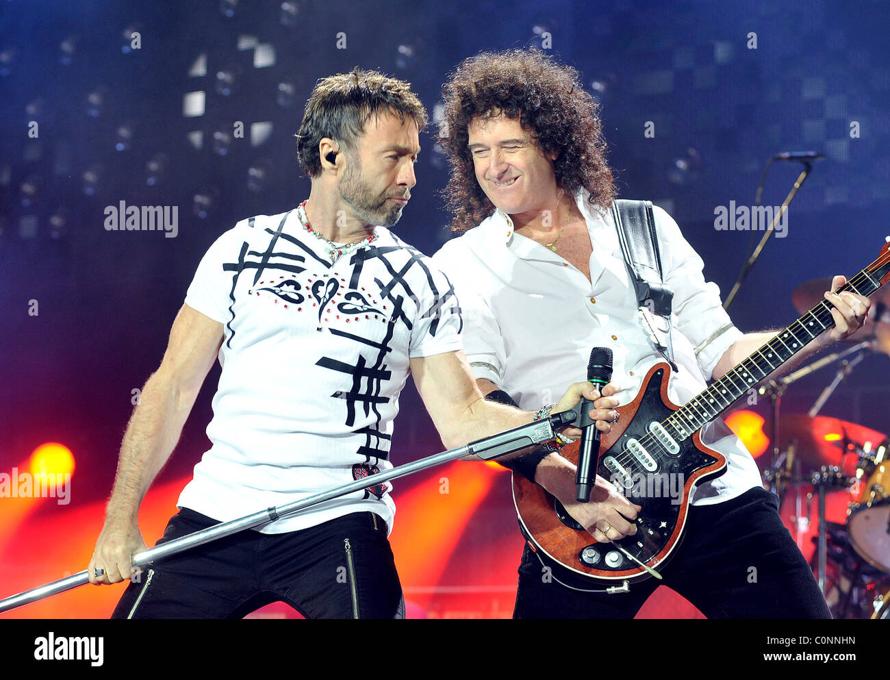 Paul Rodgers and Brian May Queen and Paul Rodgers Live at the O2 Arena ...