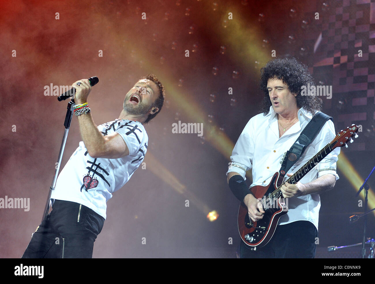 Paul Rodgers and Brian May Queen and Paul Rodgers Live at the O2 Arena ...
