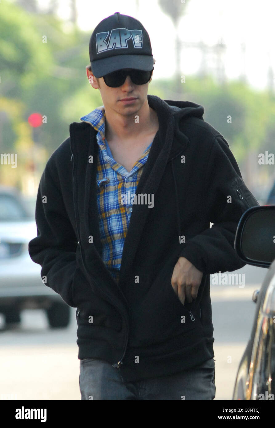 Hayden Christensen wearing a baseball cap and black hoodie buys a snack ...