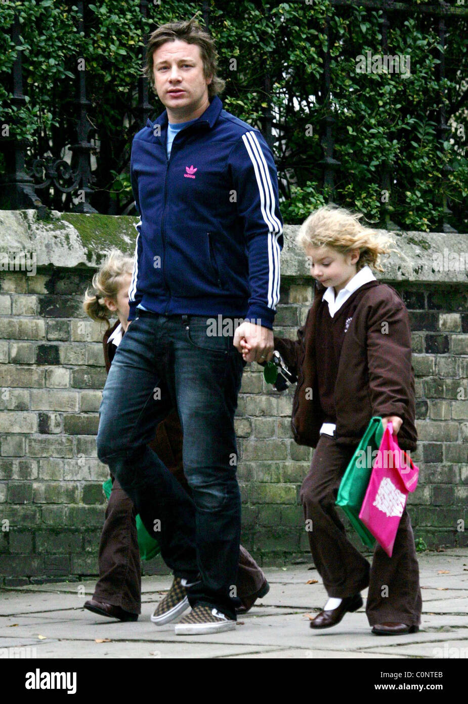 Jamie Oliver collecting his children, Poppy and Daisy, from school ...