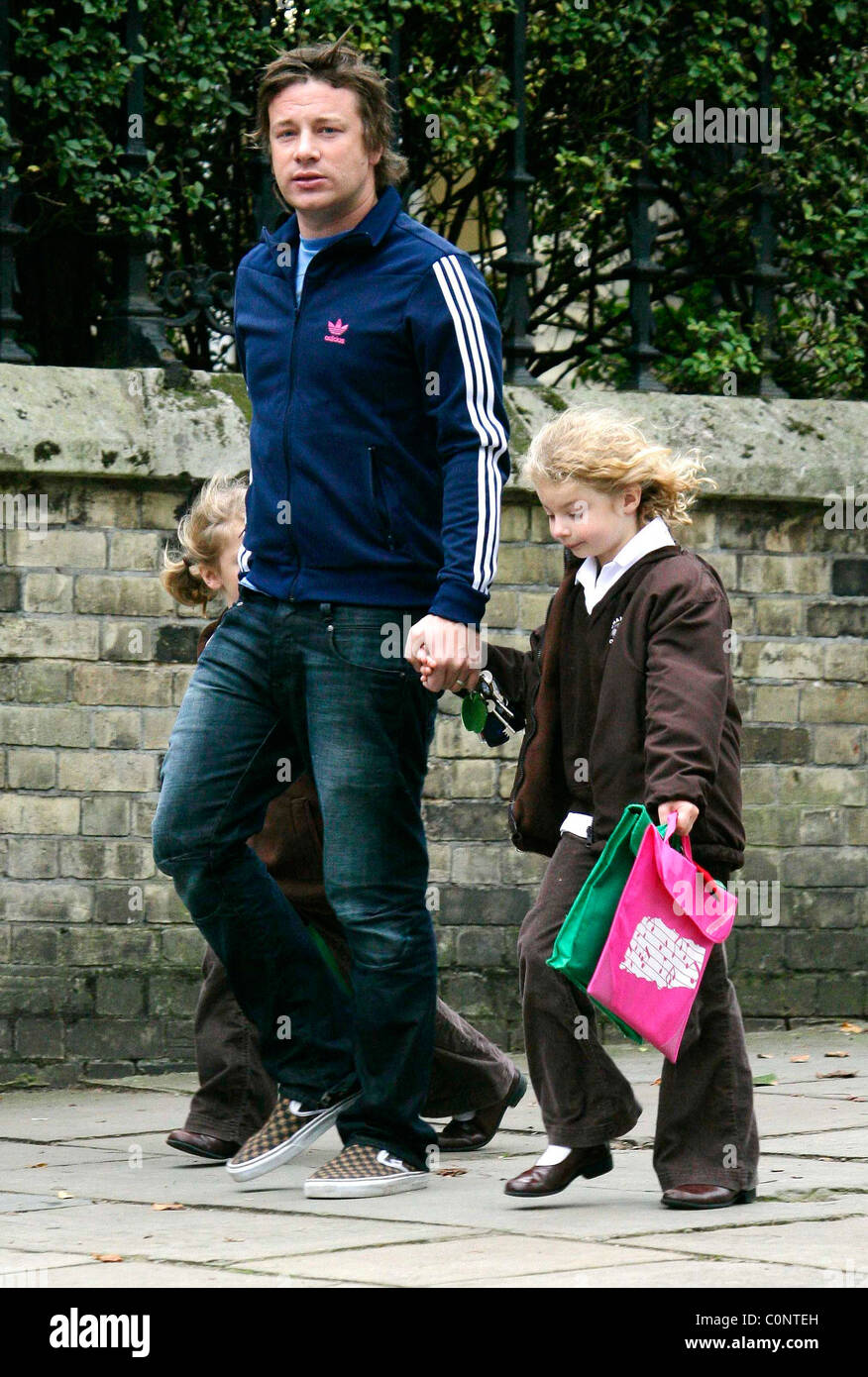 Jamie Oliver collecting his children, Poppy and Daisy, from school ...