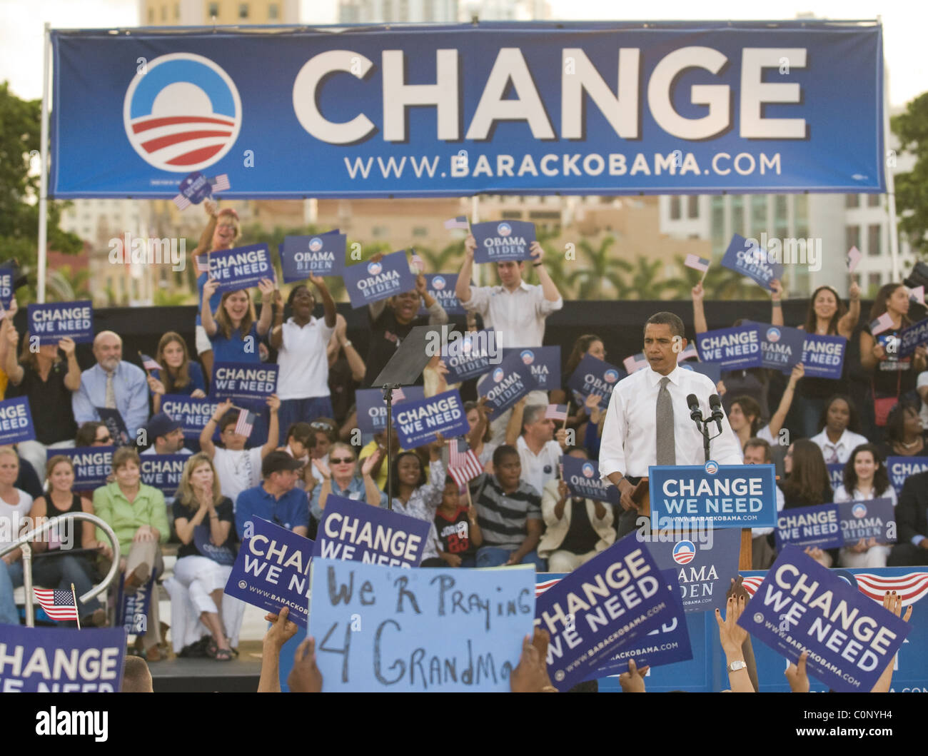 Presidential candidate Barack Obama speaks at a 'Vote for Change' rally ...