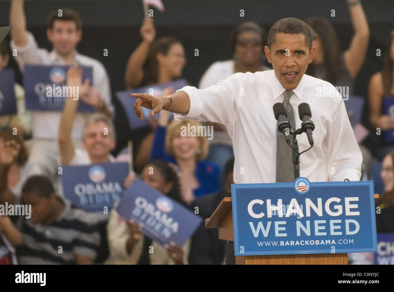 Presidential candidate Barack Obama speaks at a 'Vote for Change' rally ...