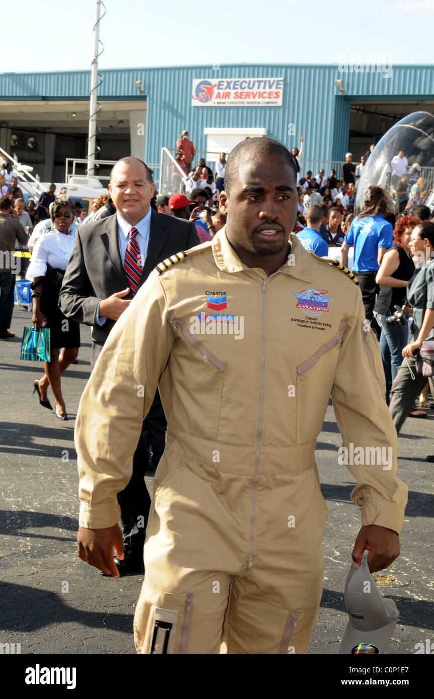 Barrington Irving makes history with the experimental airplane ...