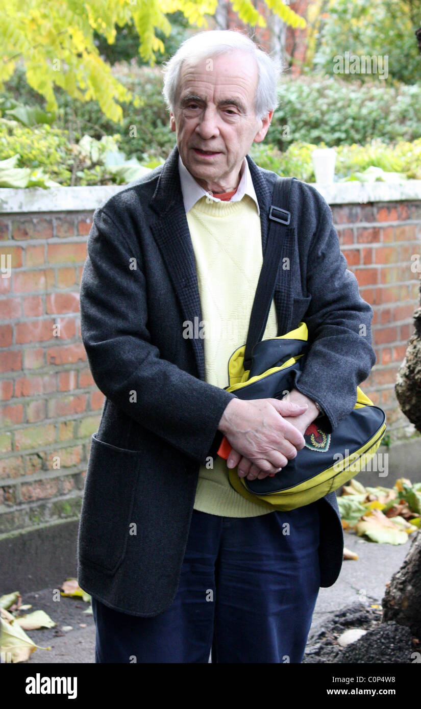 Andrew sachs hi-res stock photography and images - Alamy