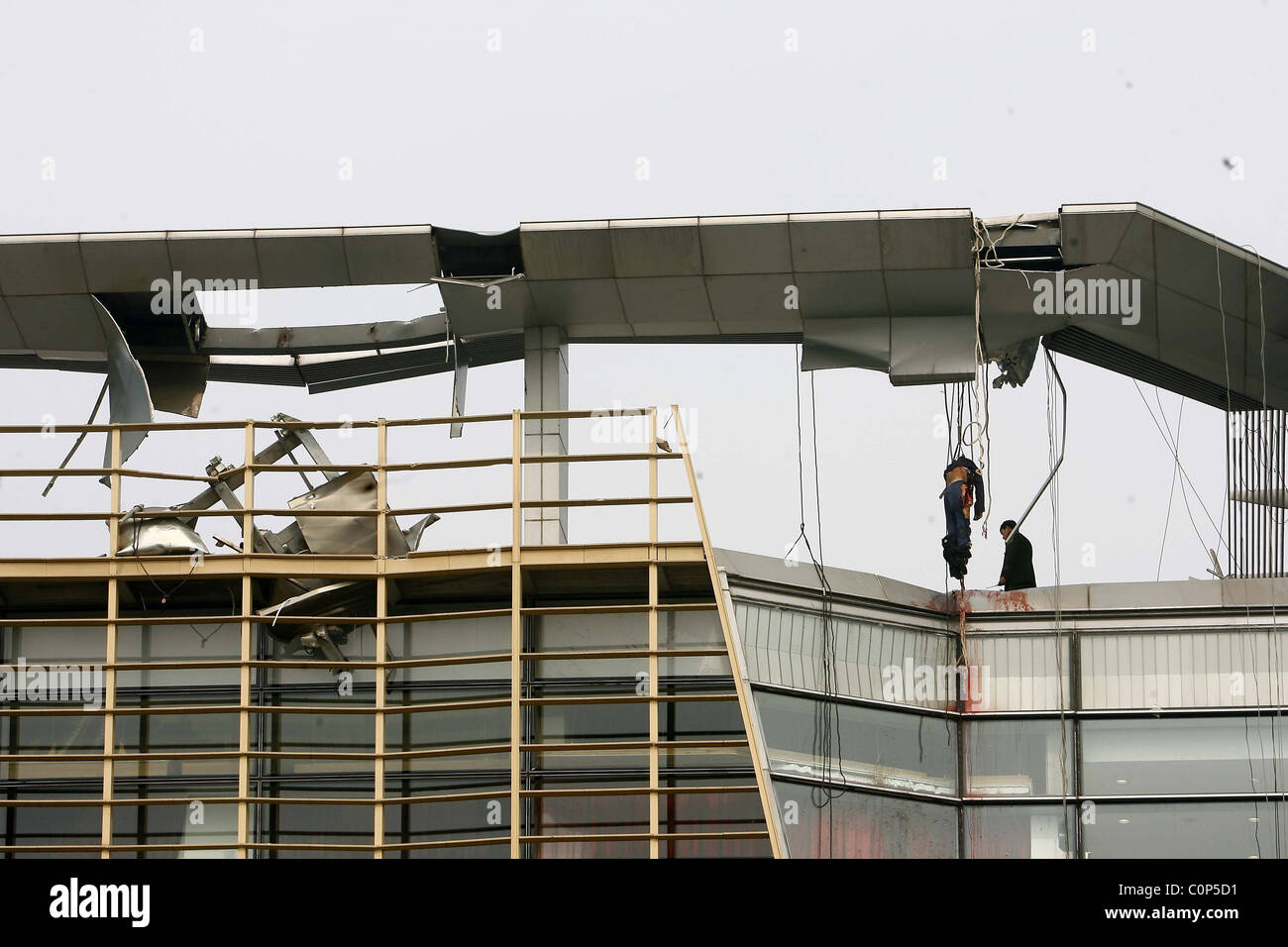 SPIDER-MEN WORKERS KILLED BY ROPES Three high-rise workers were killed ...