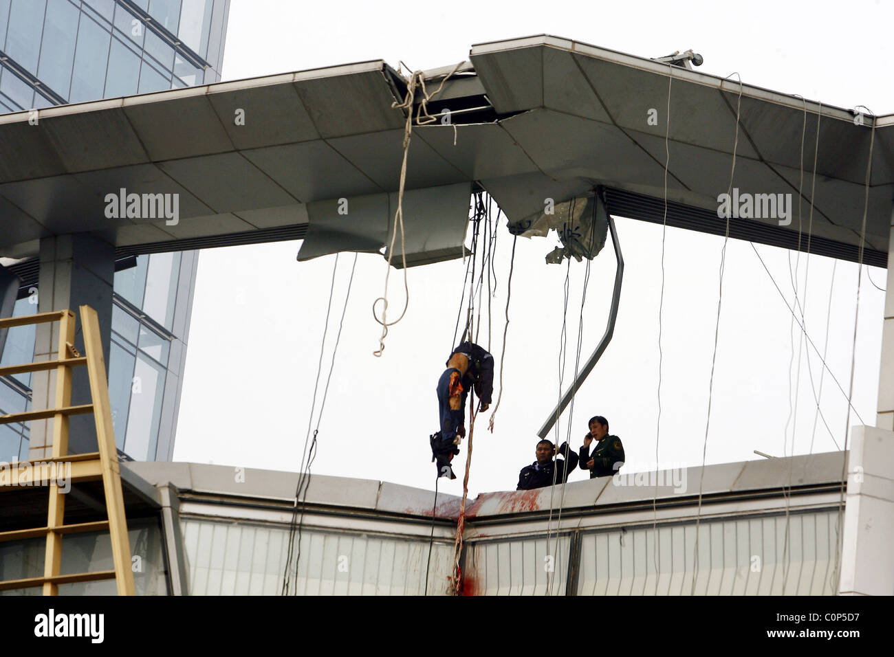 SPIDER-MEN WORKERS KILLED BY ROPES Three high-rise workers were killed ...
