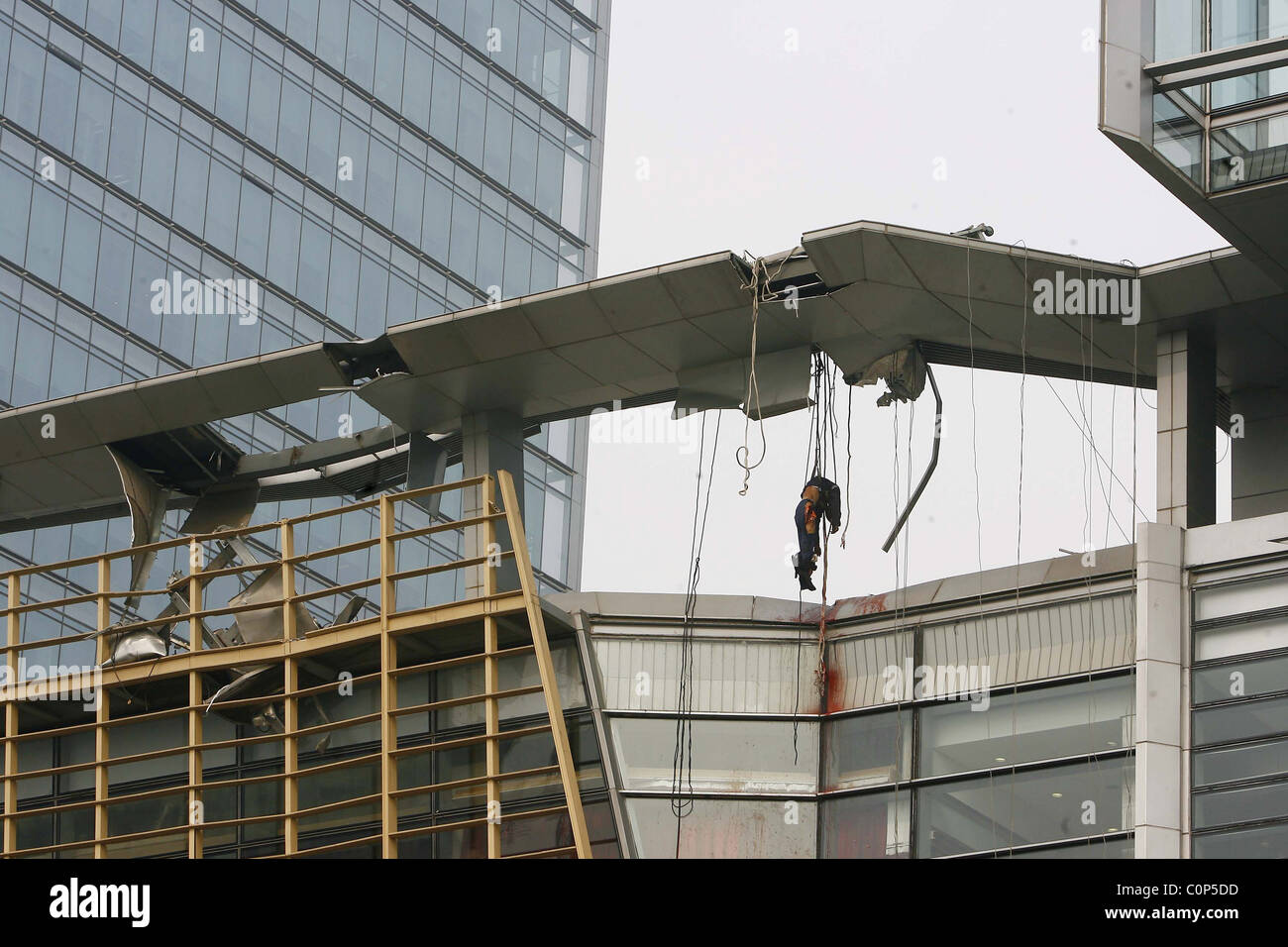 SPIDER-MEN WORKERS KILLED BY ROPES Three high-rise workers were killed ...