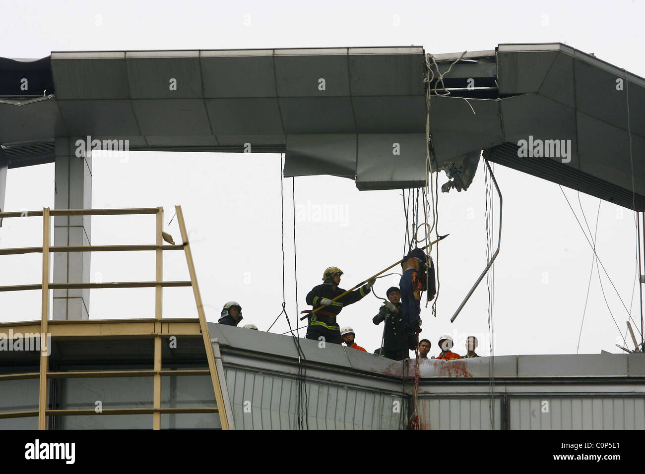SPIDER-MEN WORKERS KILLED BY ROPES Three high-rise workers were killed ...