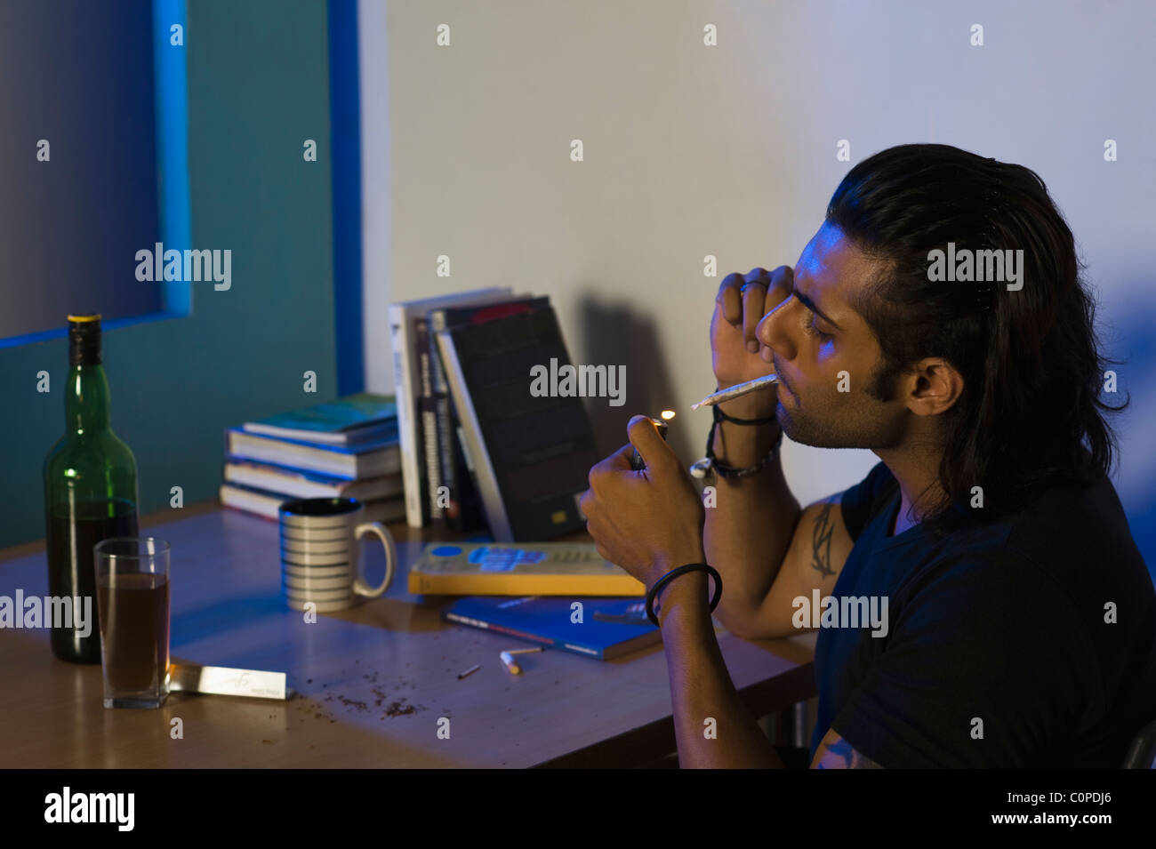 Smoking drugs hi-res stock photography and images - Alamy