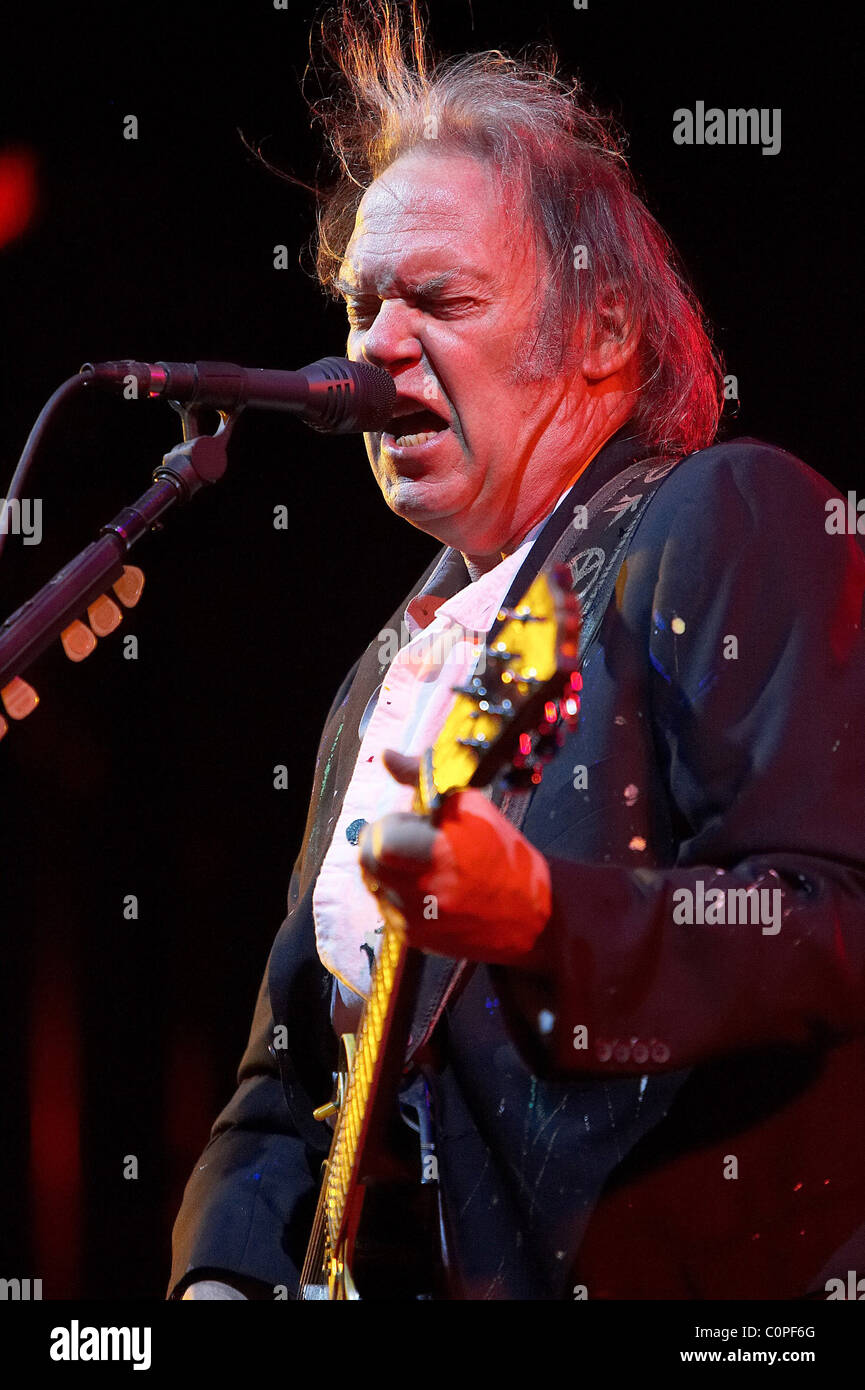 Neil Young Optimus Alive 2008 - Day Two at Passeio Maritimo de Alges ...