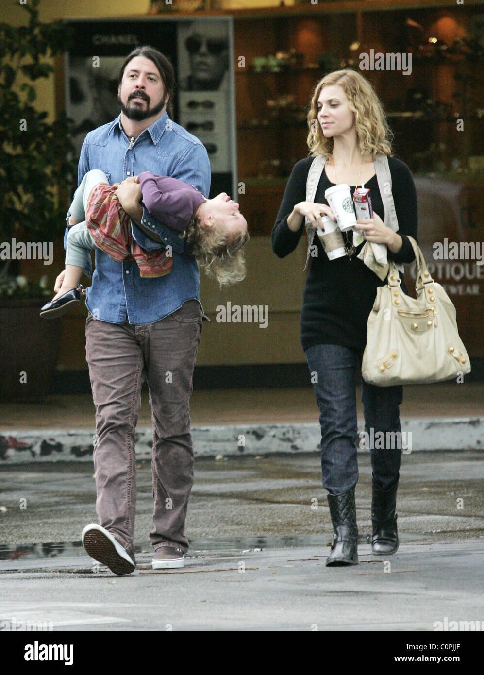 Dave Grohl has a stroll in Bel-Air with daughter Violet Maye Grohl ... Dave Grohl has a stroll in Bel-Air with daughter Violet Maye Grohl ...
