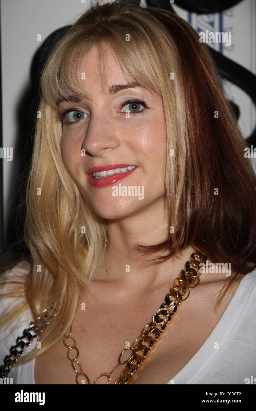 Alisa Apps YouTube Singer and Songwriter posing for photos at the Green ...