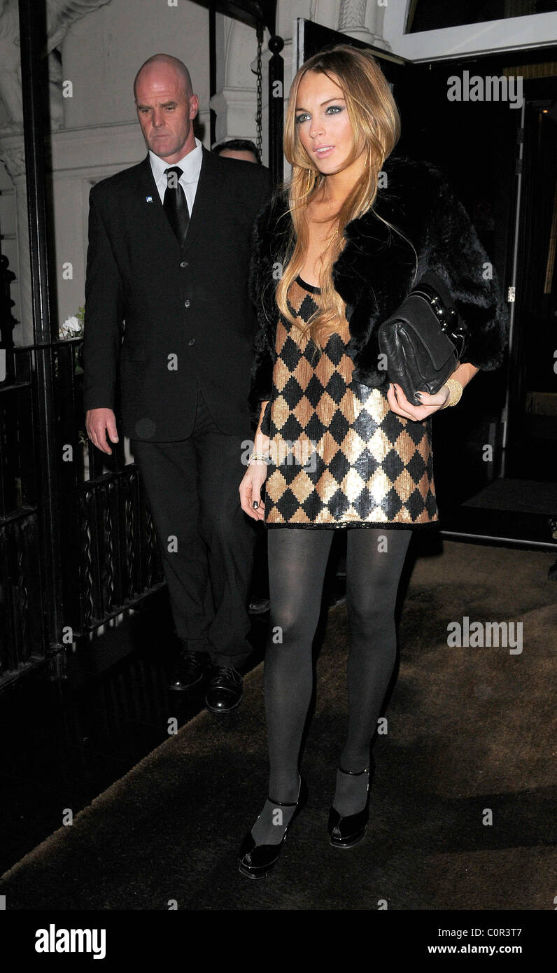 Lindsay Lohan blows kiss to photographers and poses for pictures, as ...