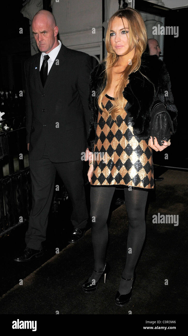 Lindsay Lohan blows kiss to photographers and poses for pictures, as ...