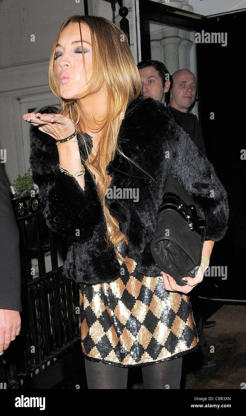 Lindsay Lohan blows kiss to photographers and poses for pictures, as ...