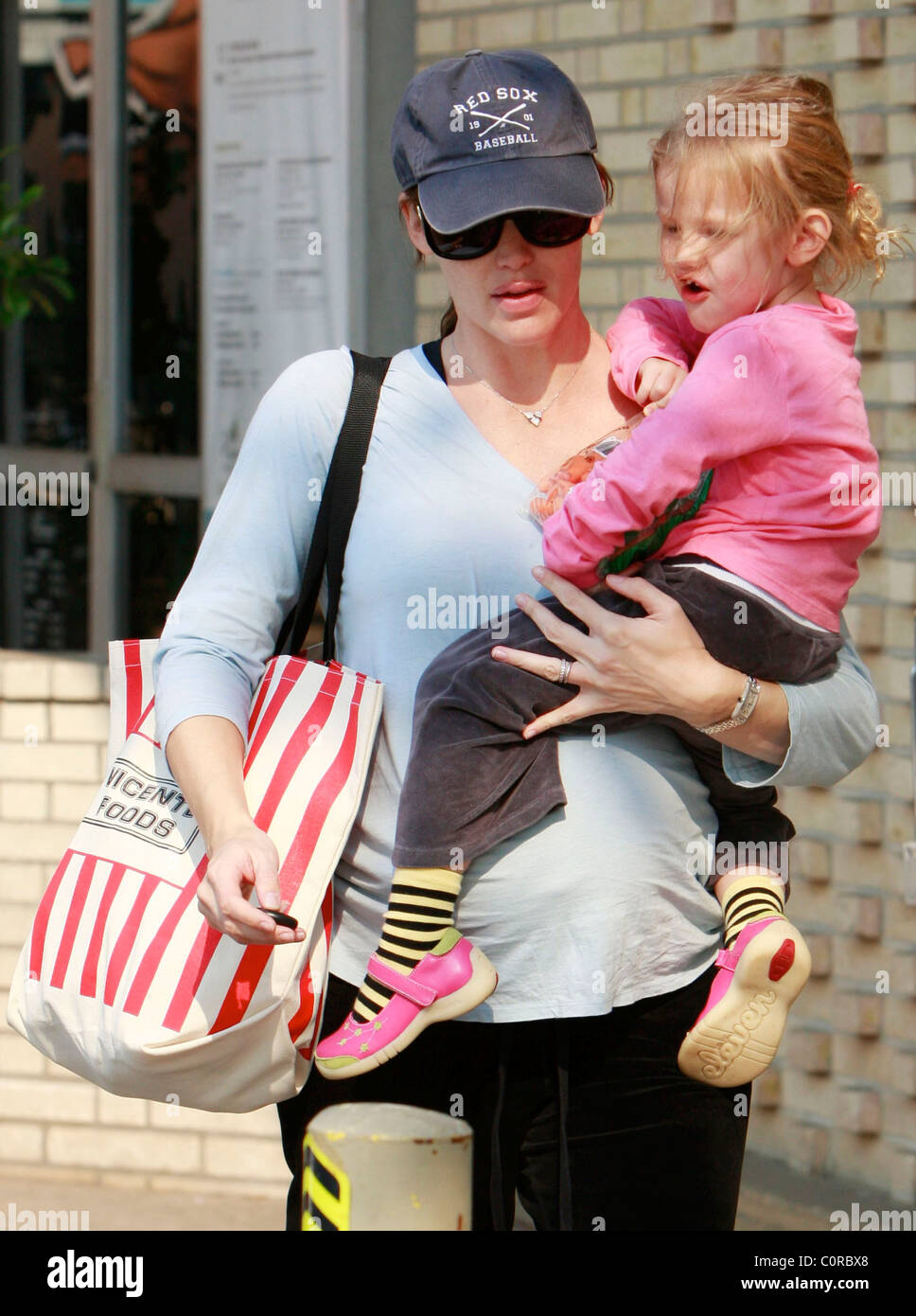 Jennifer Garner takes Violette to the grocery store near their home in ...