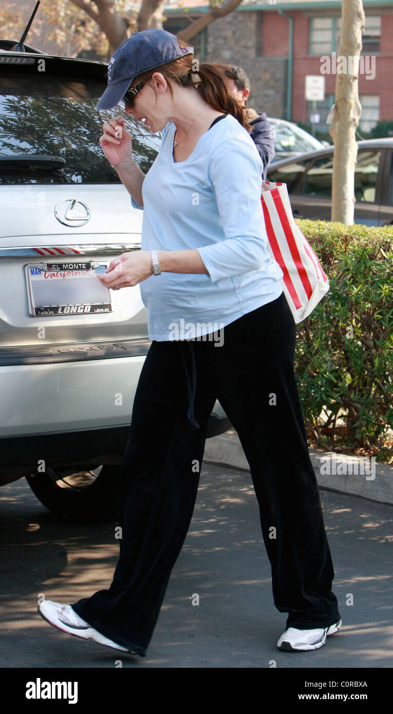 Jennifer Garner takes Violette to the grocery store near their home in ...