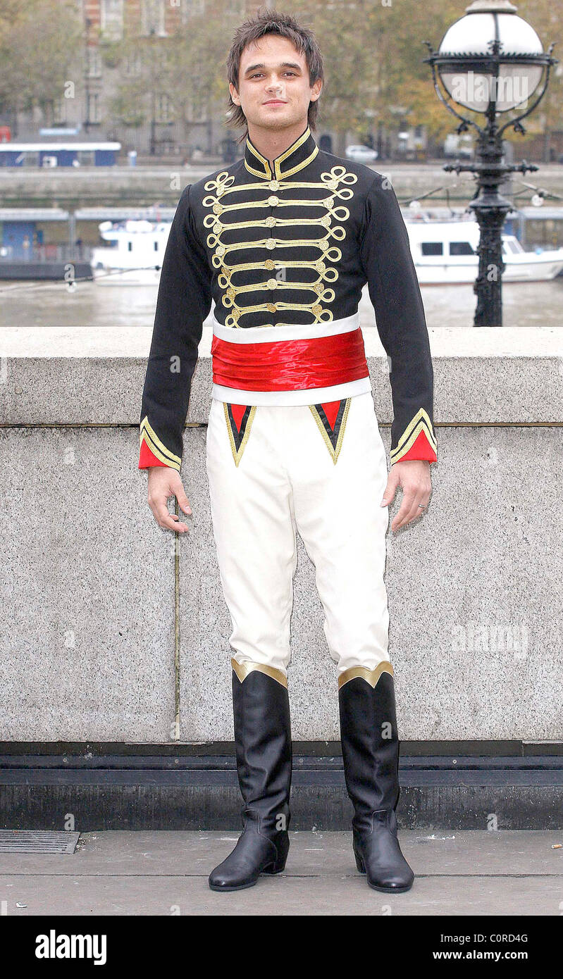 GARETH GATES IS A DAD British pop star GARETH GATES and his wife ...