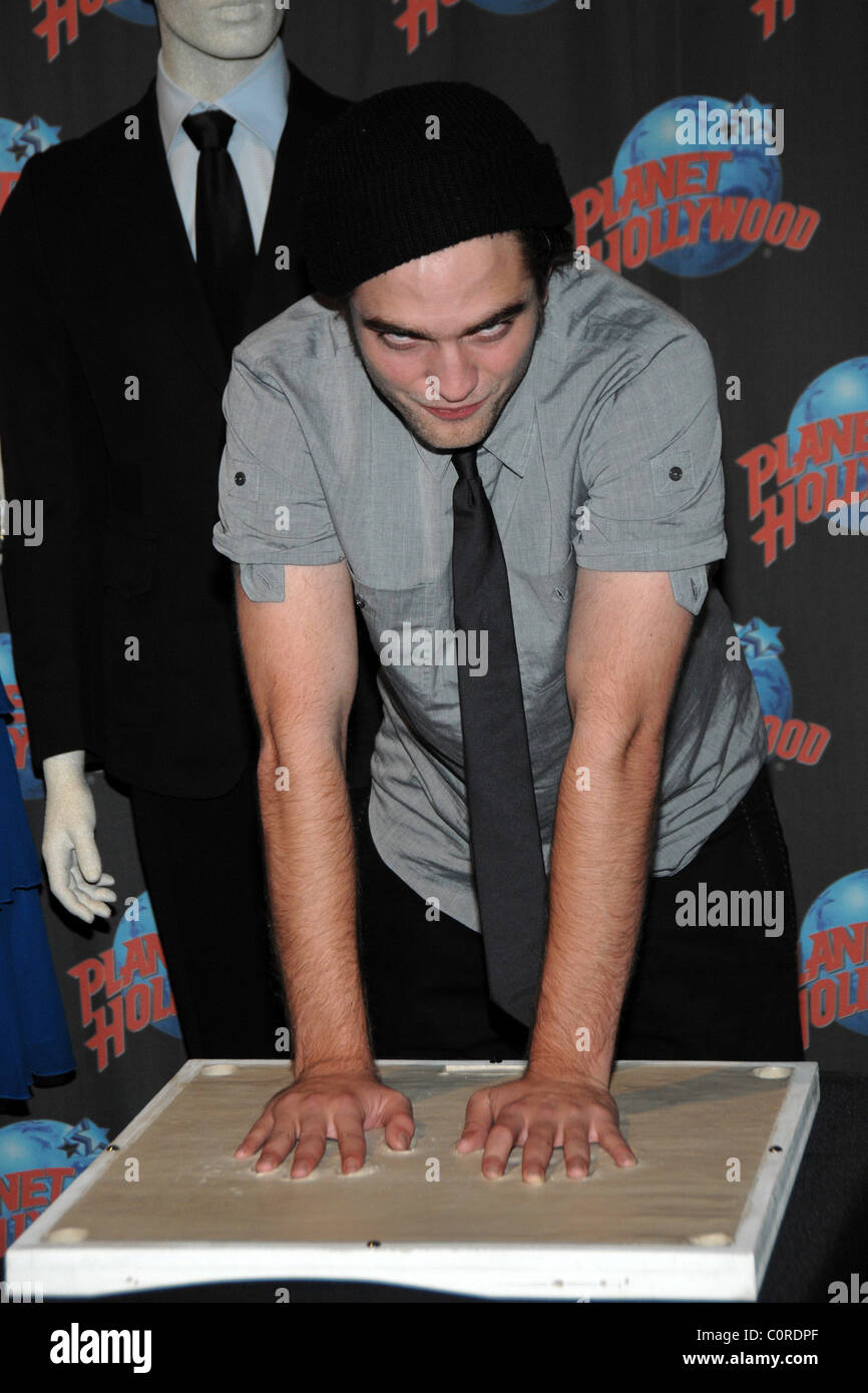 Robert Pattinson 'Twilight' star hand print ceremony at Planet ...