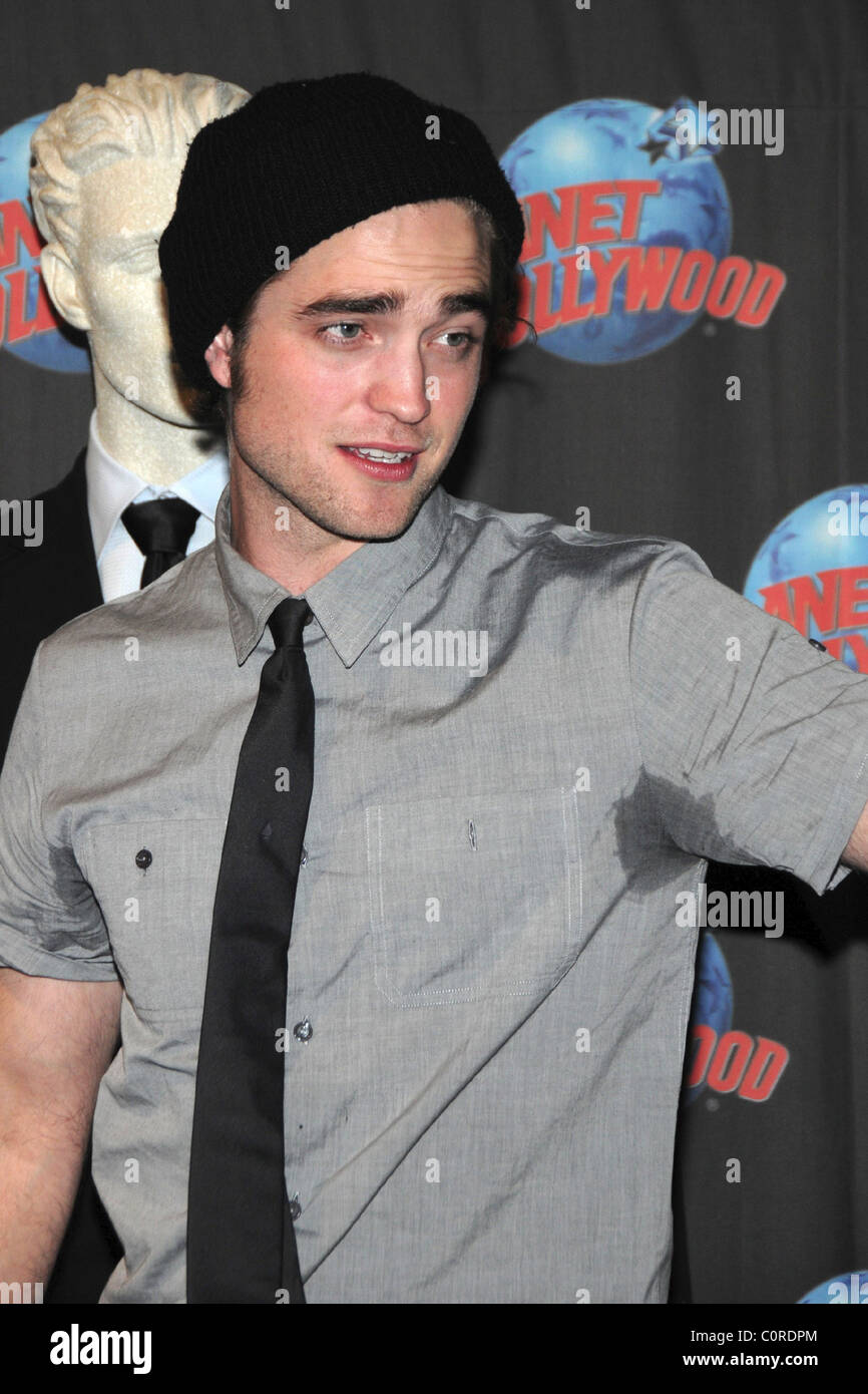 Robert Pattinson 'Twilight' star hand print ceremony at Planet ...