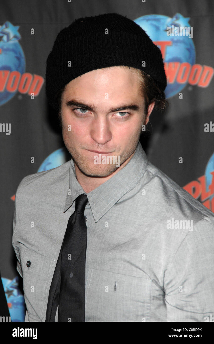 Robert Pattinson 'Twilight' star hand print ceremony at Planet ...