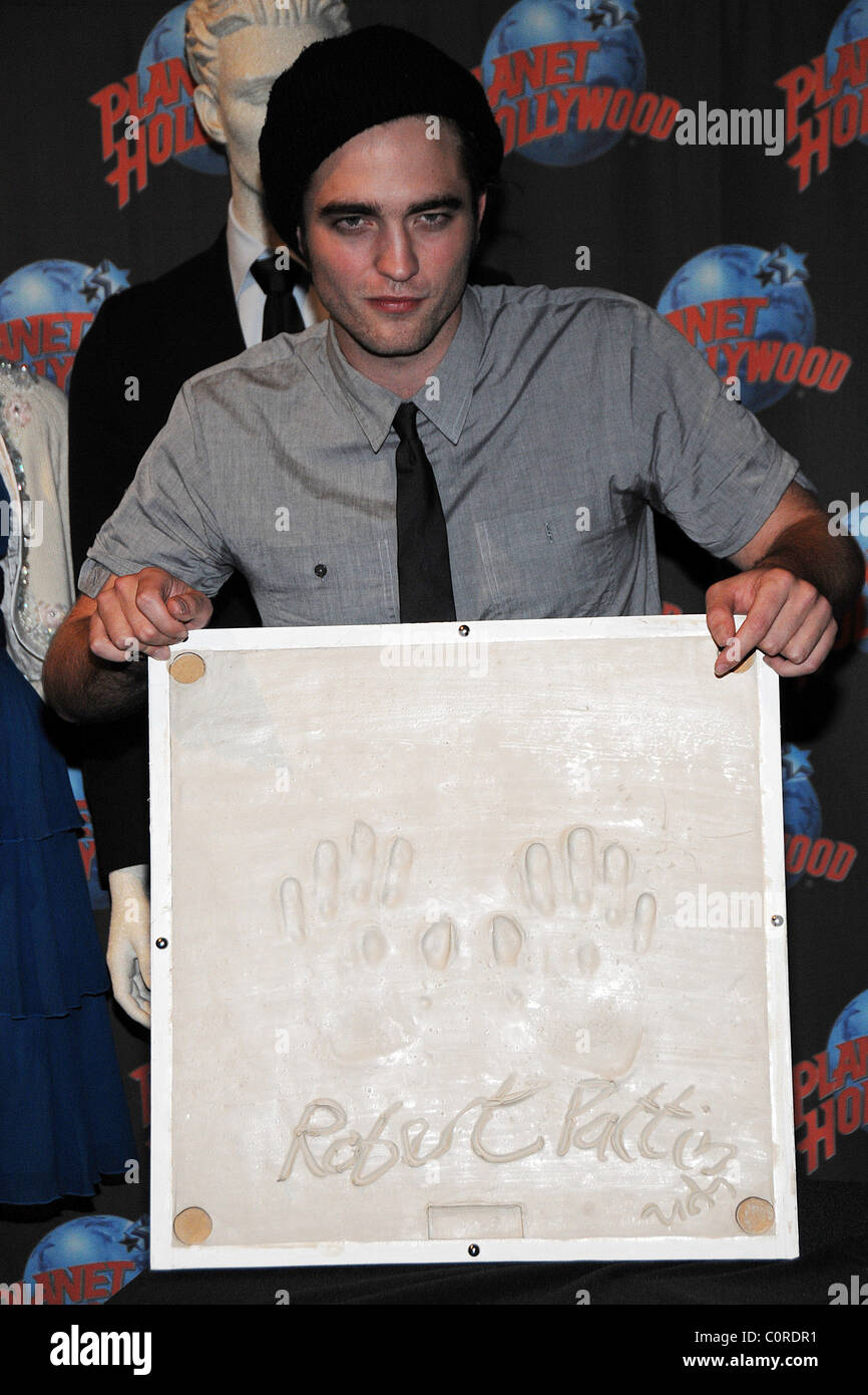 Robert Pattinson 'Twilight' star hand print ceremony at Planet ...