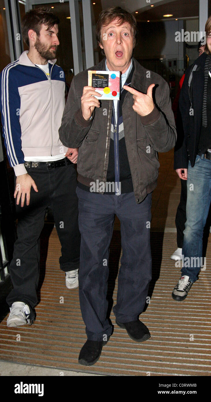 Paul mccartney 2 181208 paparazzi hi-res stock photography and images ...