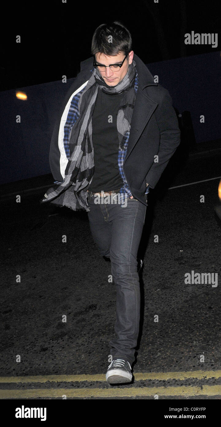 Josh Hartnett leaving Bungalow 8 nightclub at 3.00am London, England ...