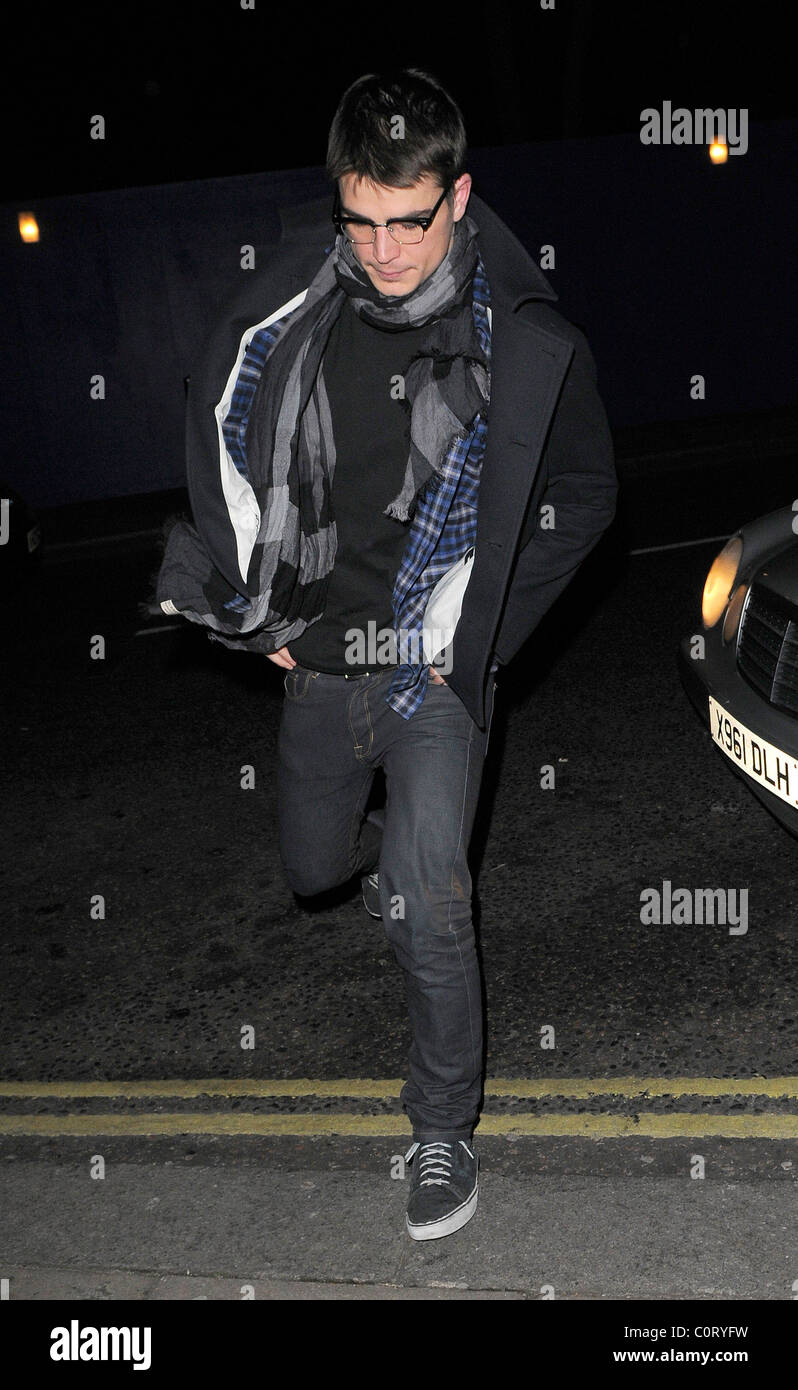 Josh Hartnett leaving Bungalow 8 nightclub at 3.00am London, England ...