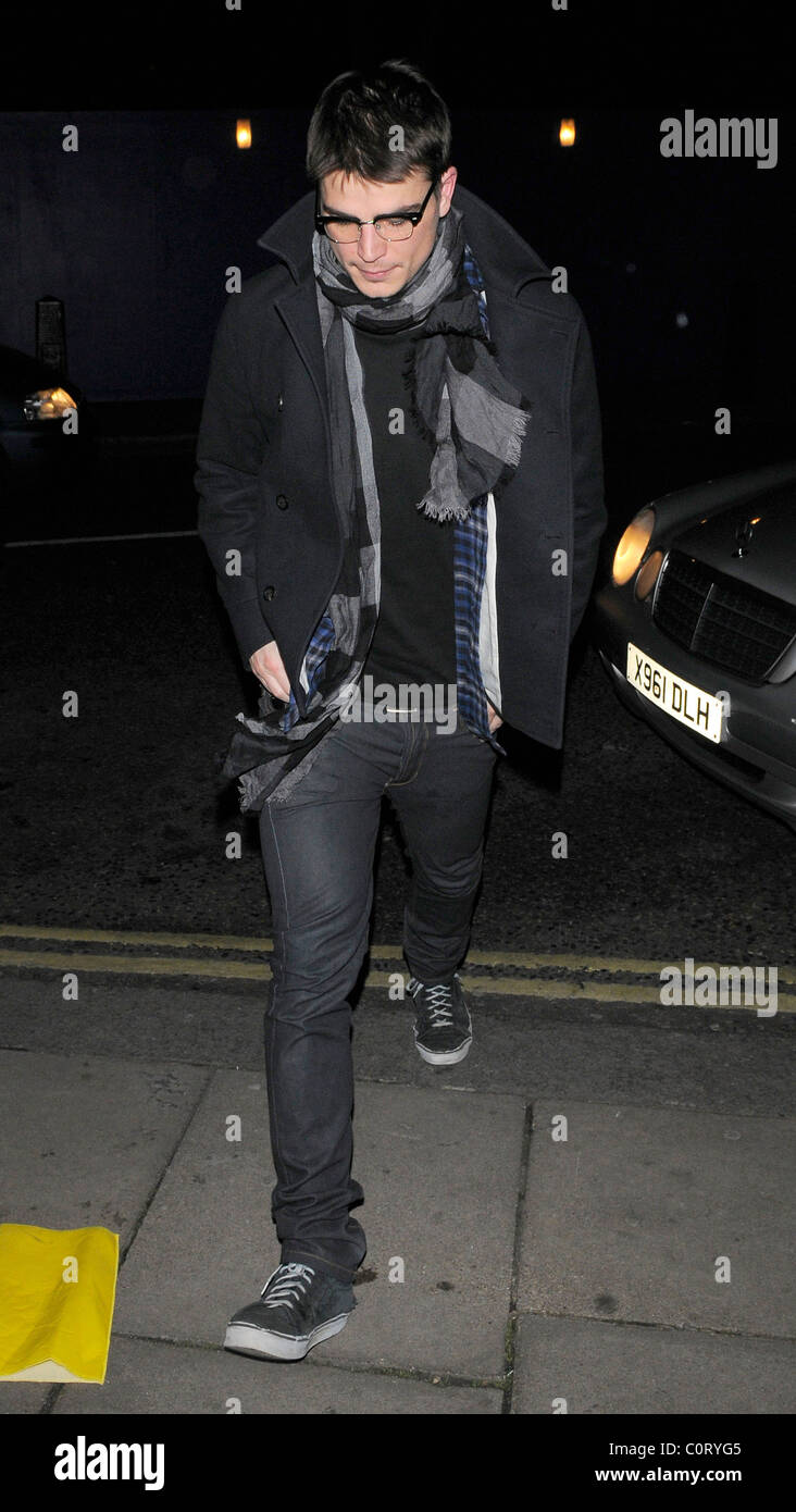 Josh Hartnett leaving Bungalow 8 nightclub at 3.00am London, England ...