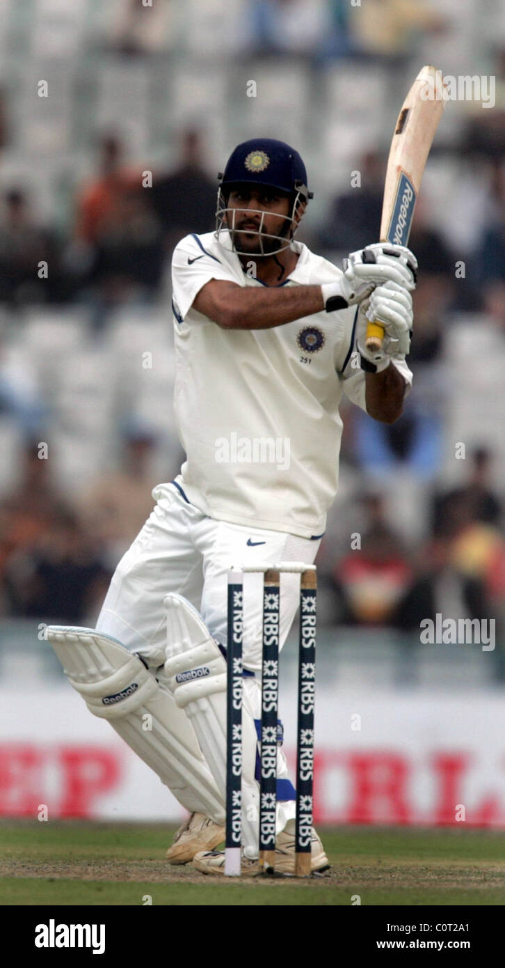 Ms dhoni test hi-res stock photography and images - Alamy