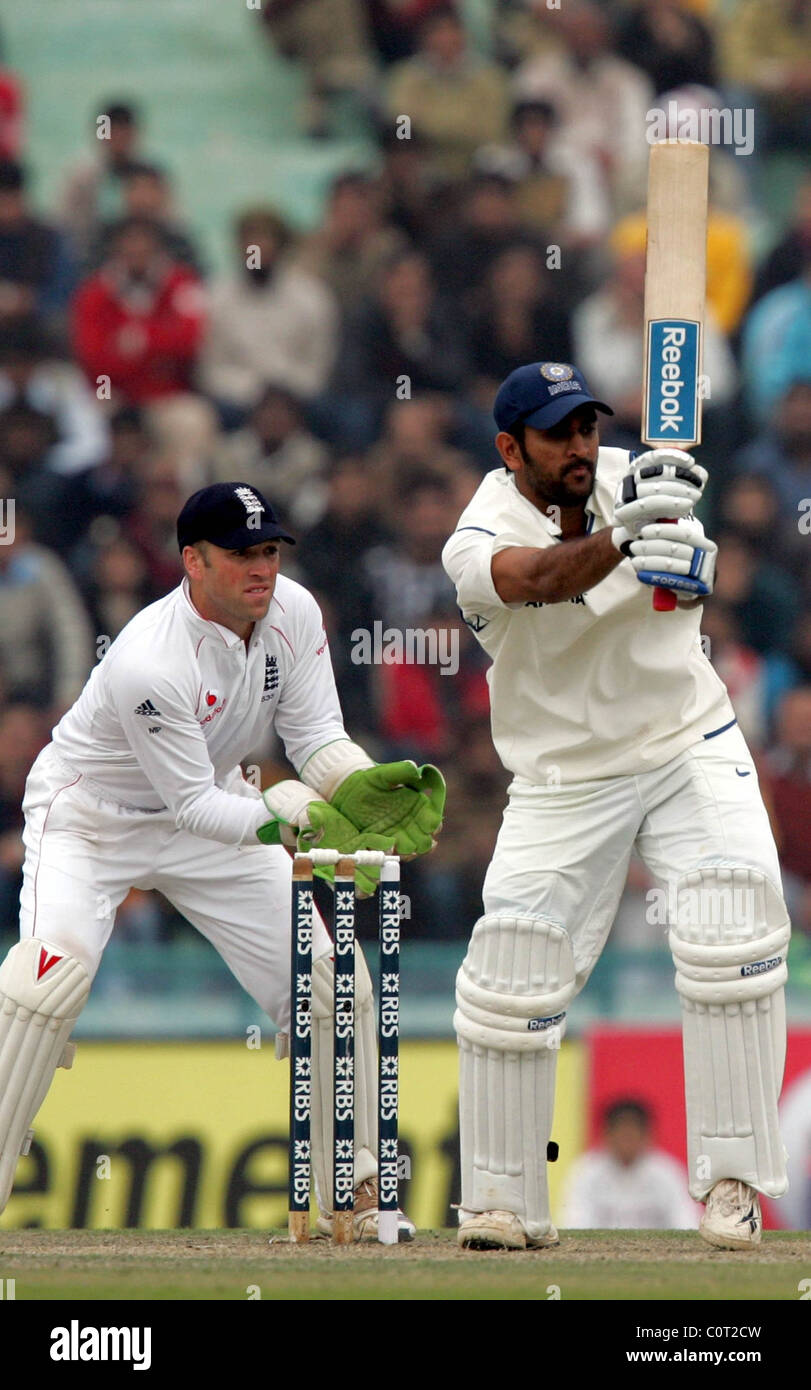 Ms dhoni test hi-res stock photography and images - Alamy