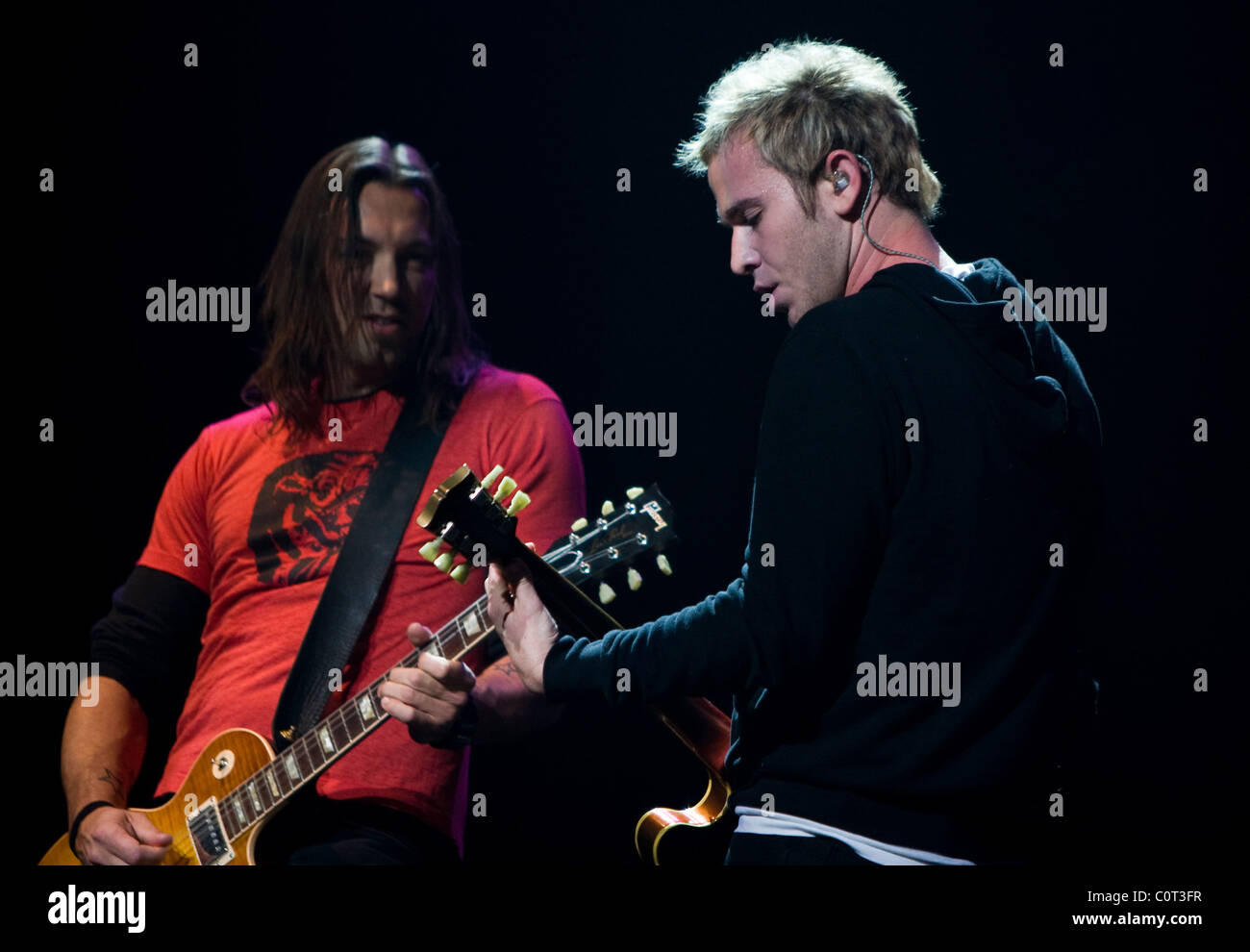 Lifehouse perform at the Miracle on State Sreet concert Chicago ...