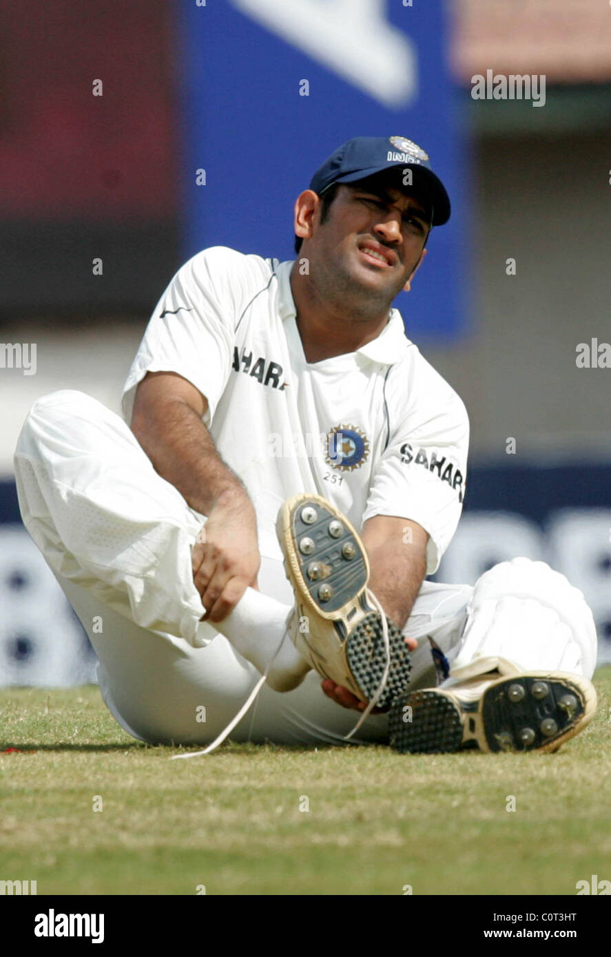 Ms dhoni test hi-res stock photography and images - Alamy