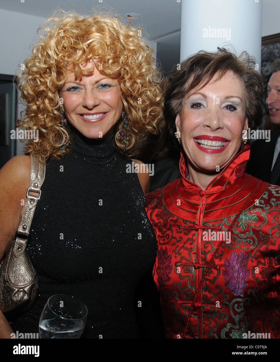 Sharon Pinkenson and Carol Saline Karen Daroff hosts a happy holidays ...