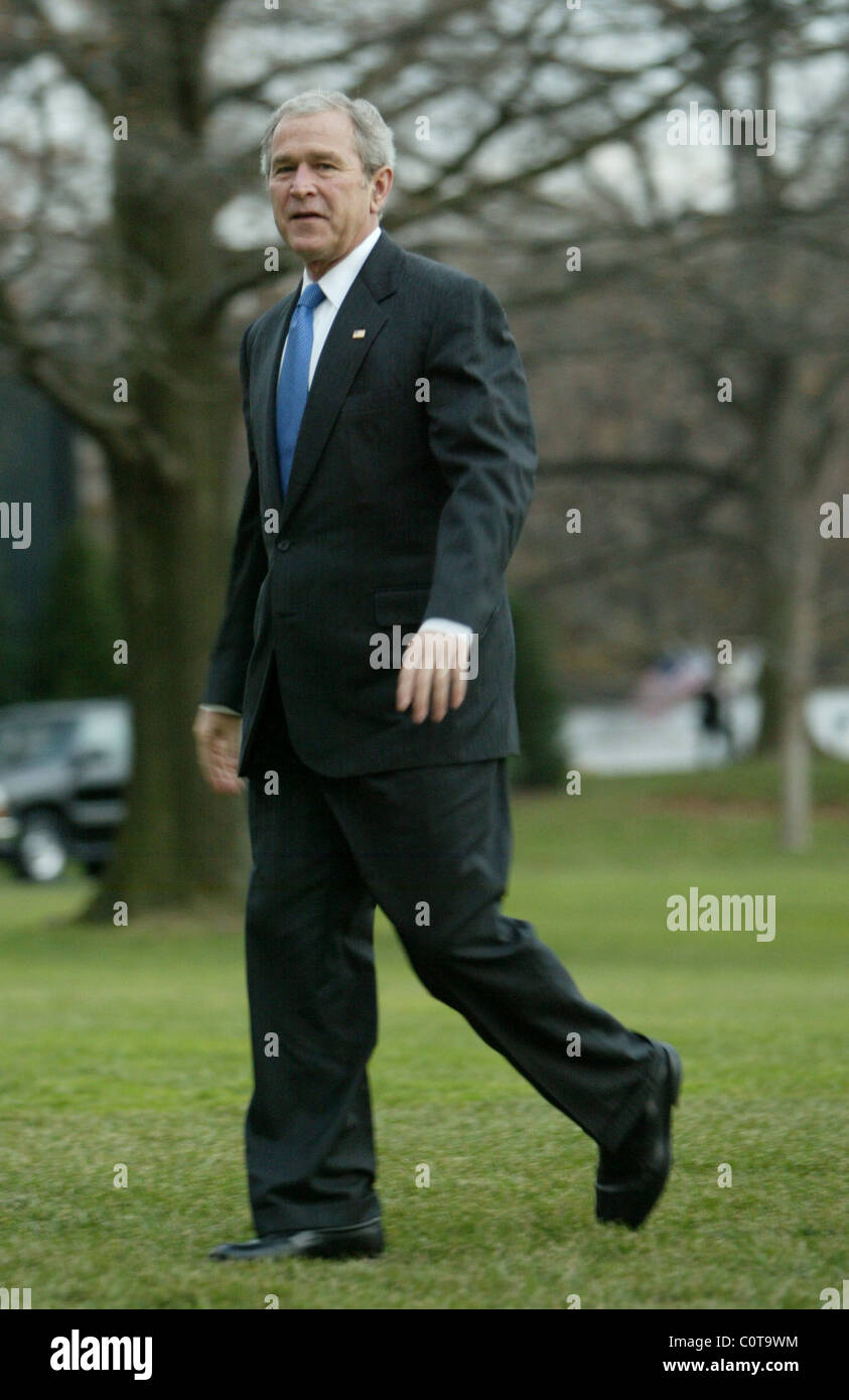 President George Bush arrives at the White House South Lawn in Marine ...