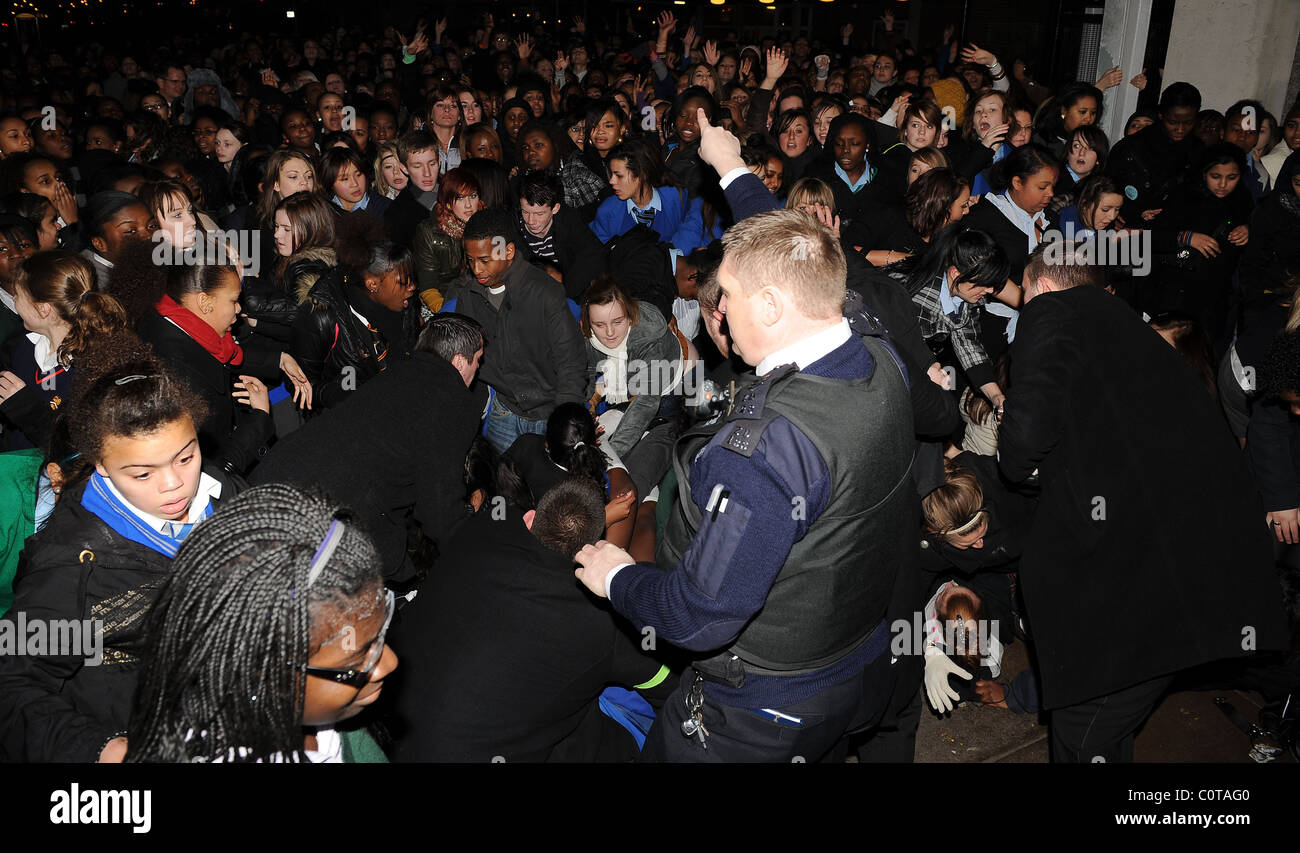 Beatlemania screaming girls hi-res stock photography and images - Alamy