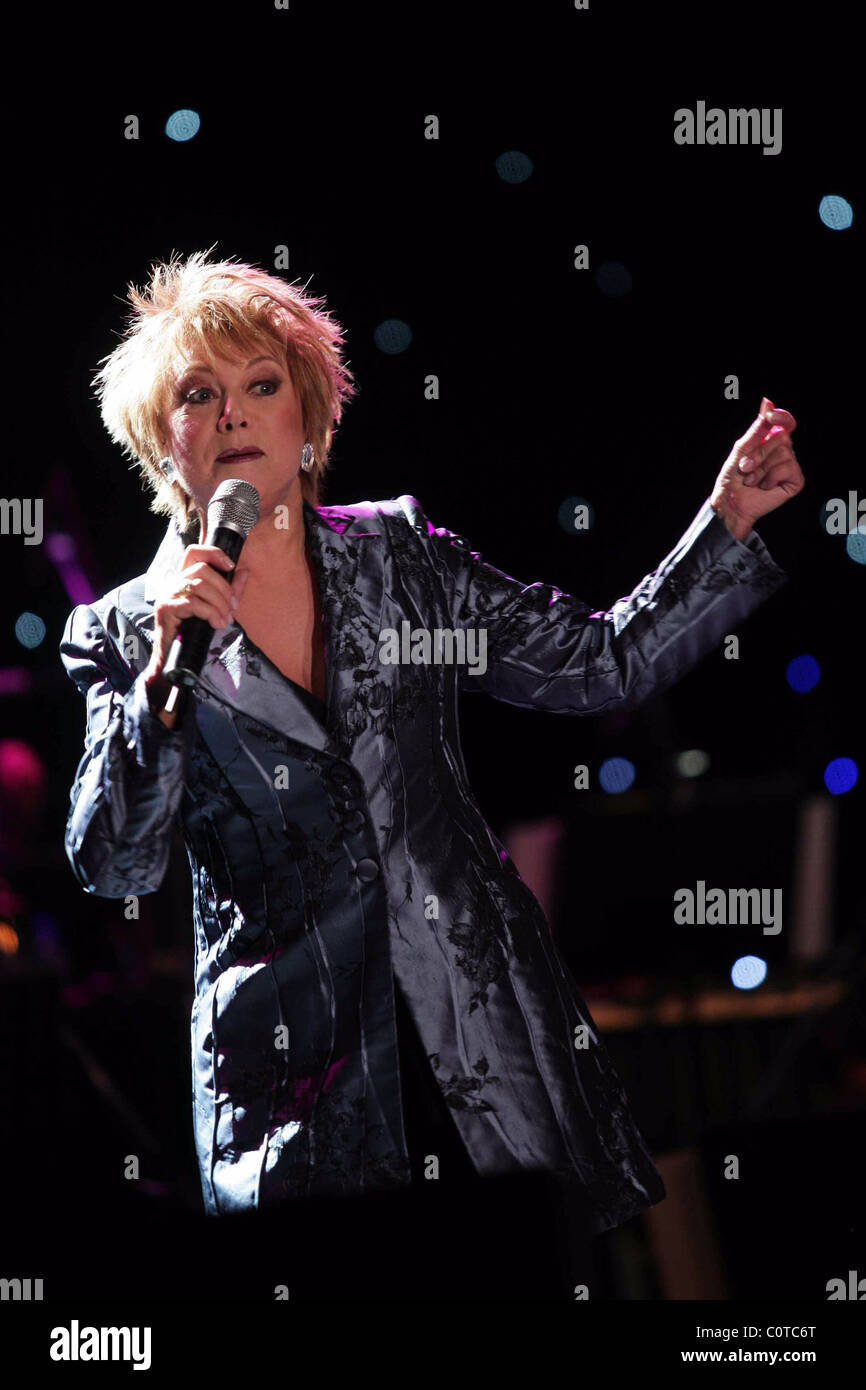 Elaine Paige Celebrates 40 years of stage life performing at the ...