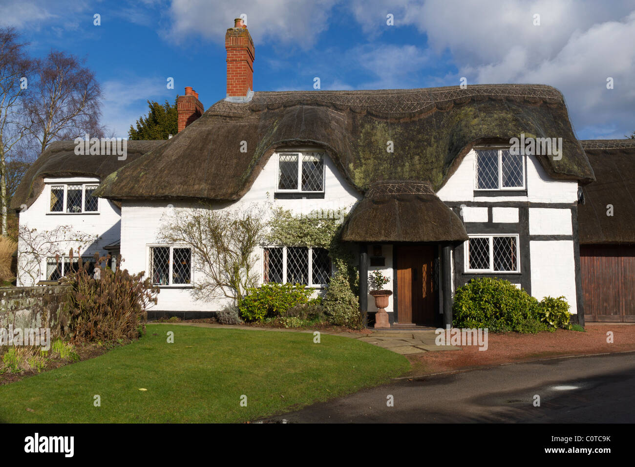 Thatched cottage uk hi-res stock photography and images - Alamy