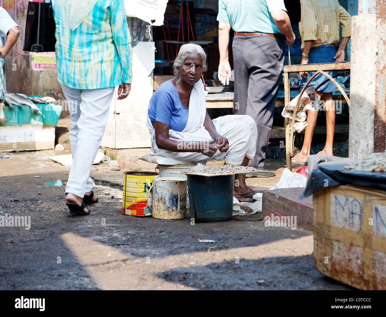 Keralite woman peeling shrimps in Fort Cochin market Stock Photo - Alamy