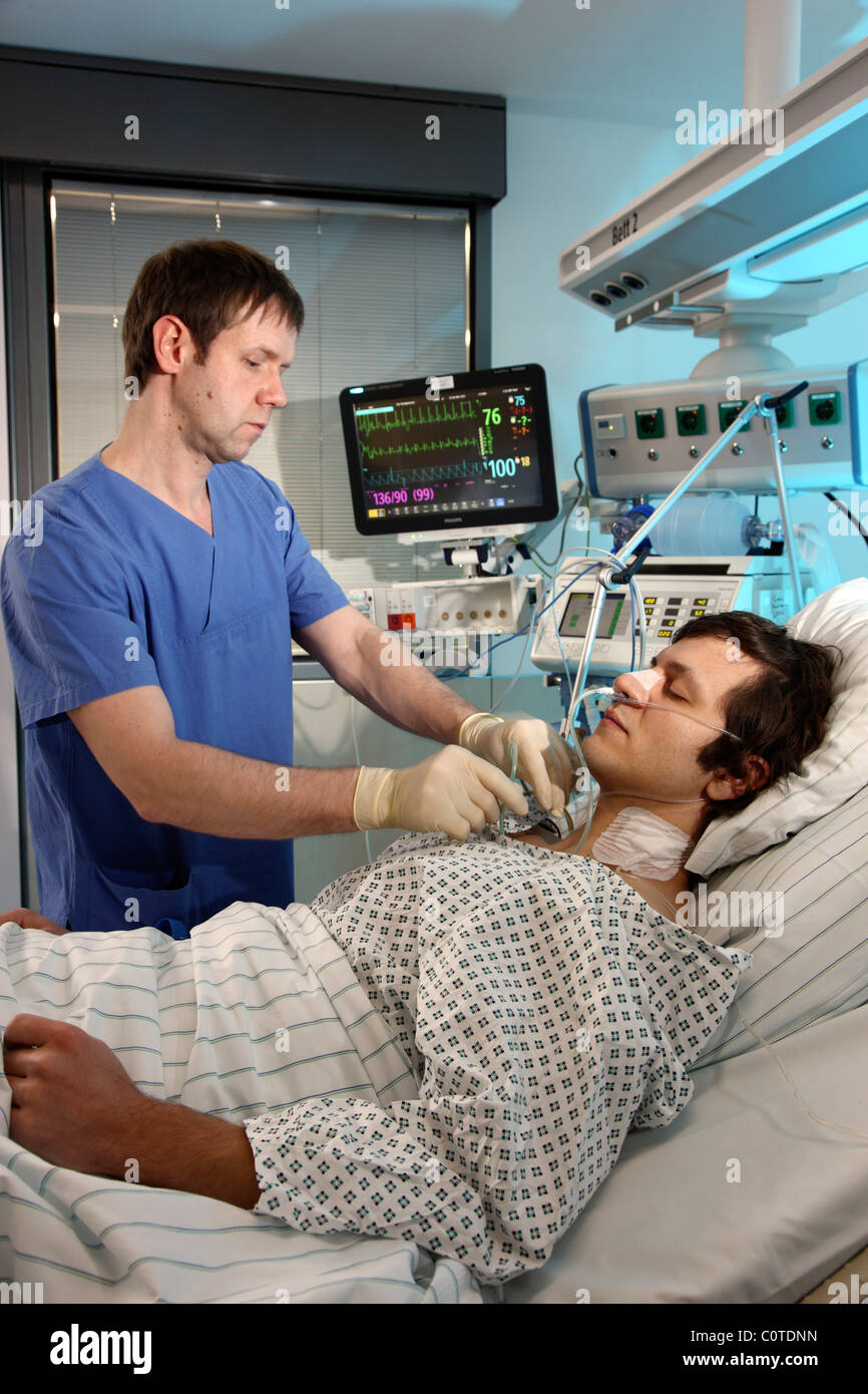 Critical care unit hi-res stock photography and images - Alamy