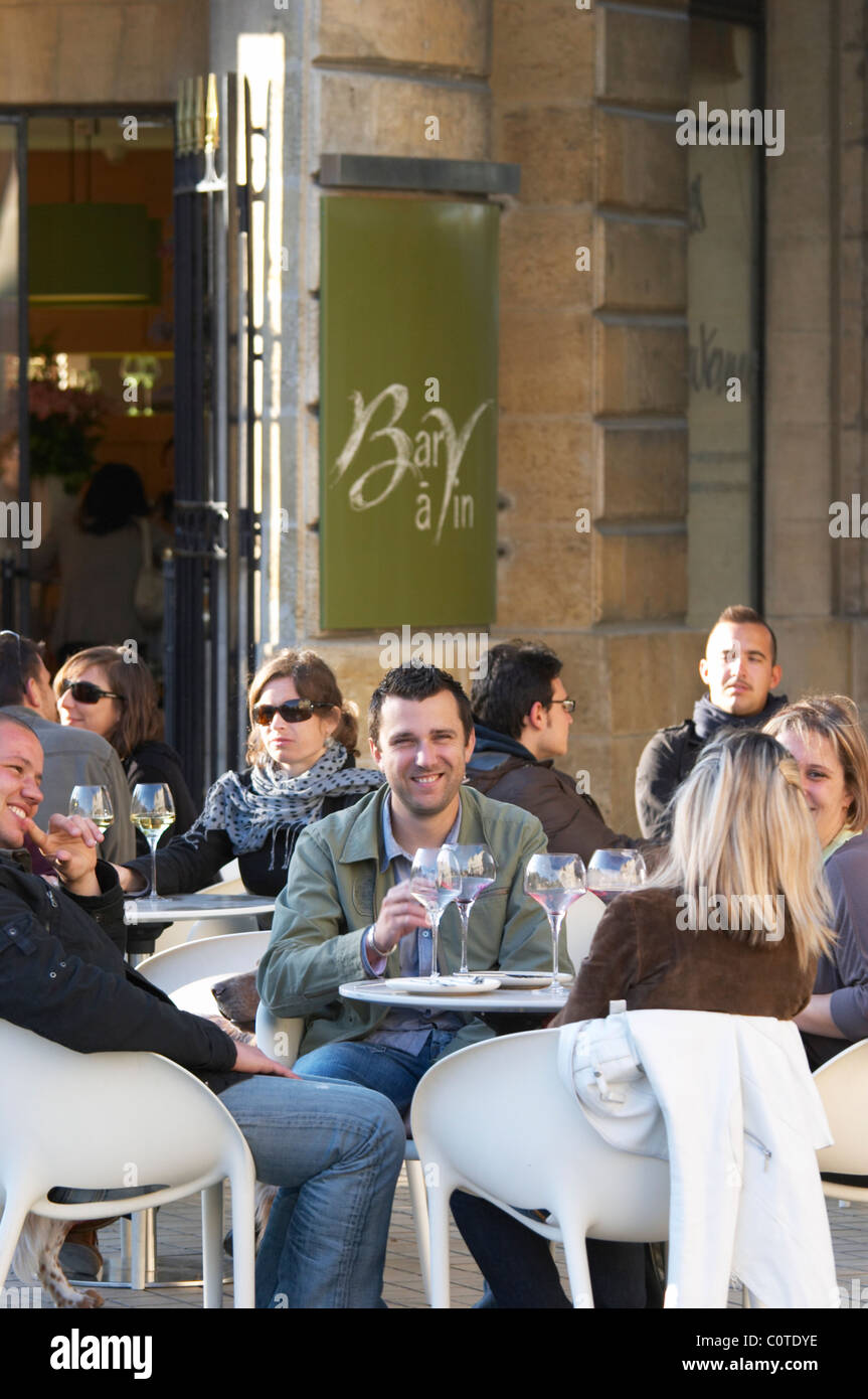 French sidewalk wine bar terrace hi-res stock photography and images ...
