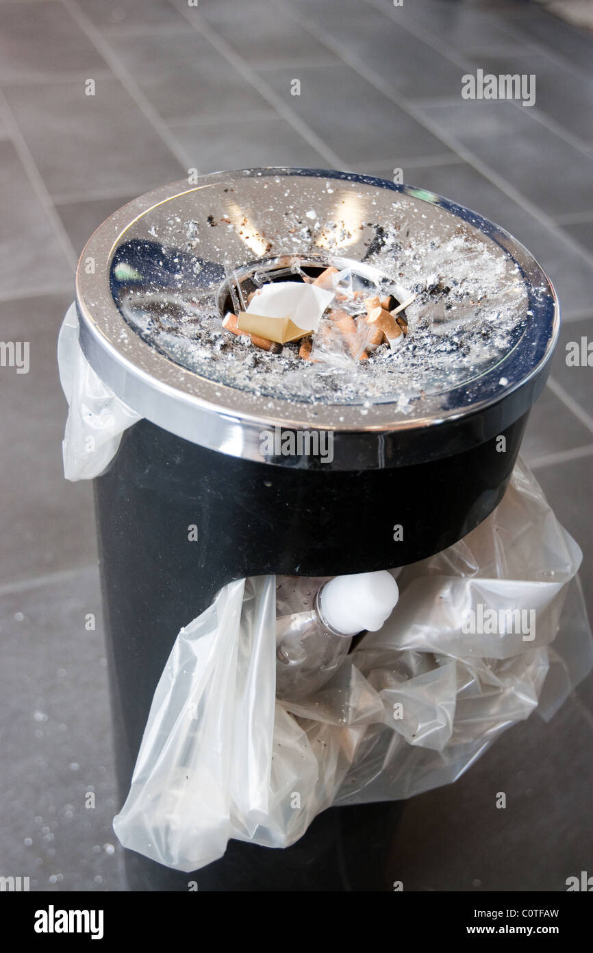 full dirty ashtray smoking area Stock Photo - Alamy
